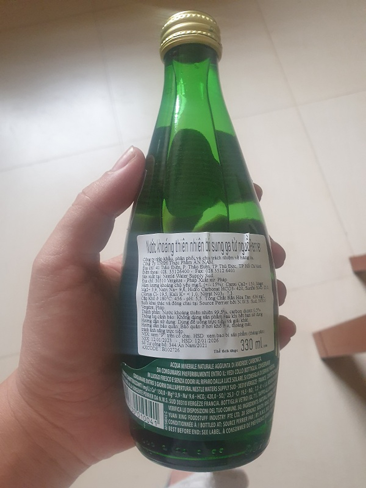 1 thùng tương đương 24 chai Nước khoáng có gas nhãn hiệu Perrier tự nhiên - chai thủy tinh 330ml